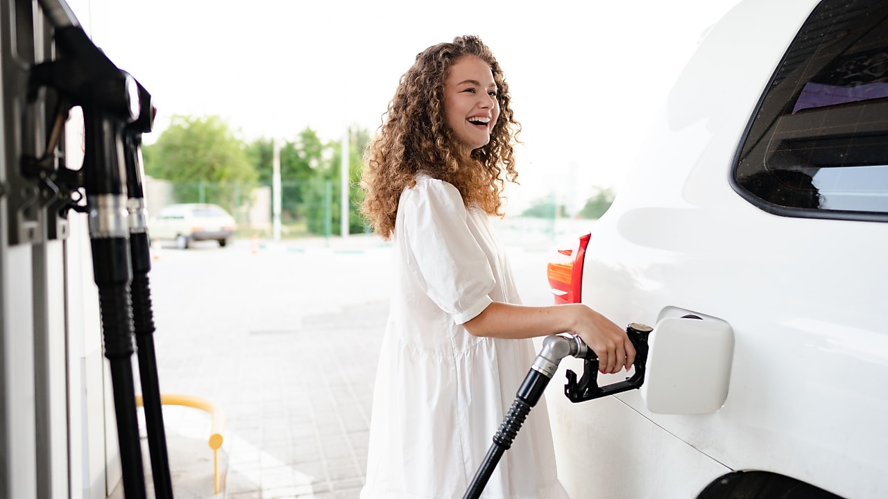 Fuel-efficient driving habits: stretch your tank on a budget | Shell ...